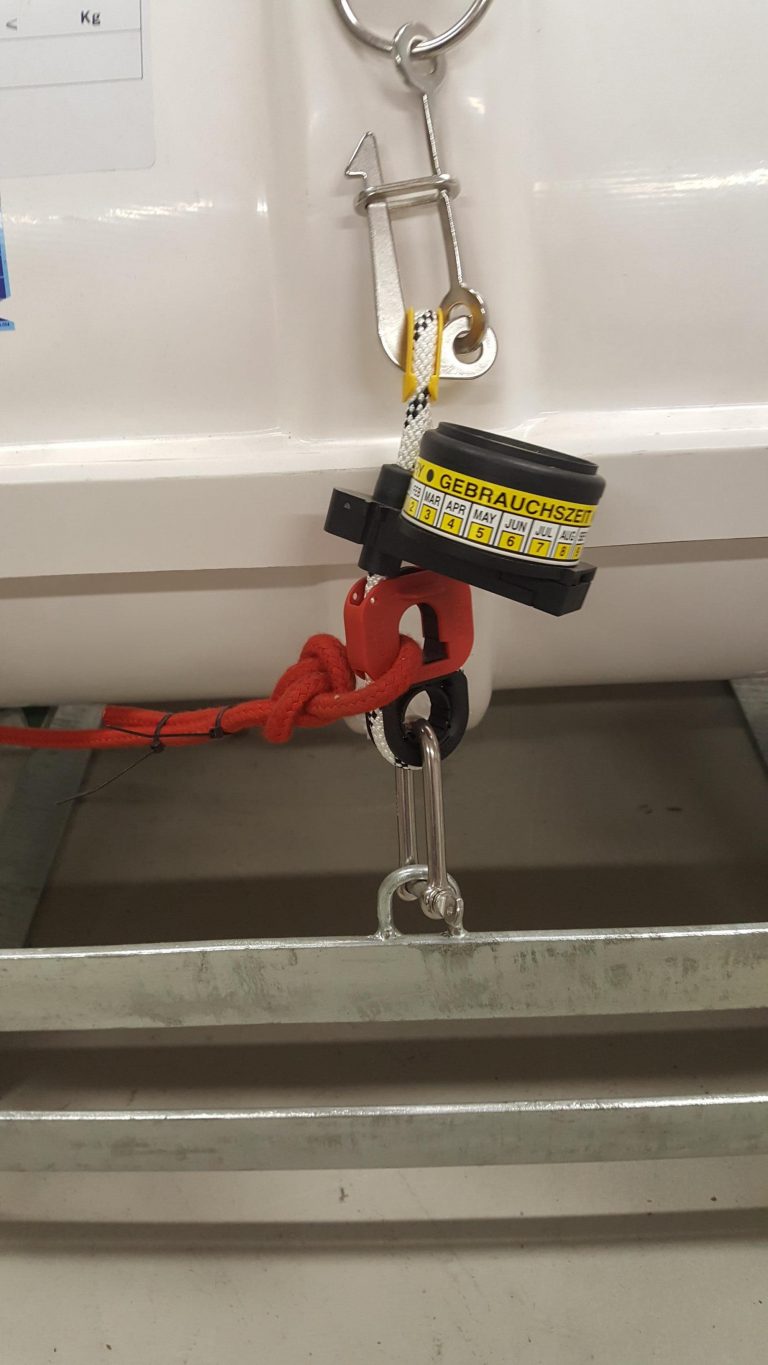 Proper installation of hydrostatic release units - DK-SEA SAFETY