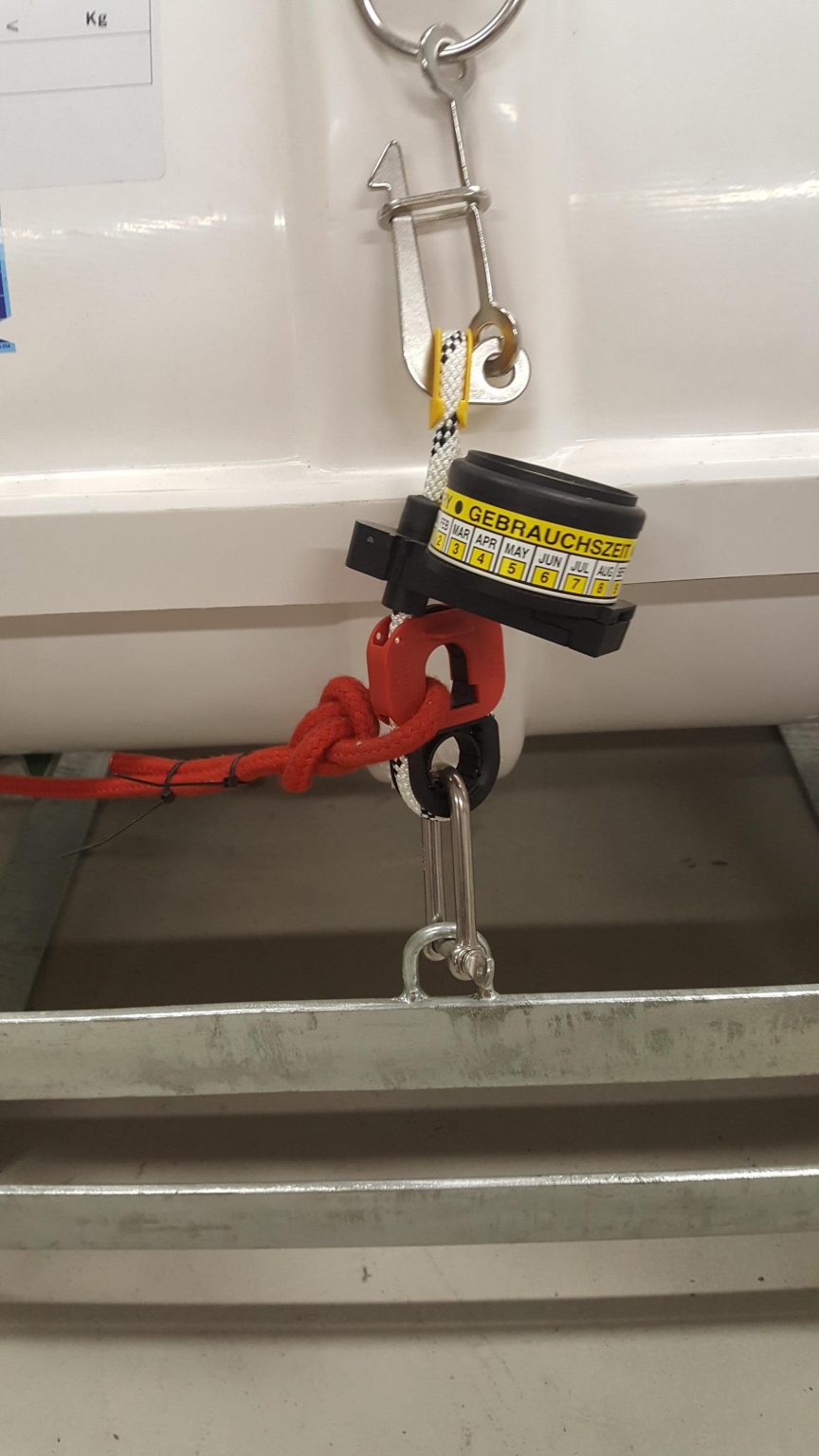 Proper installation of hydrostatic release units - DK-SEA SAFETY